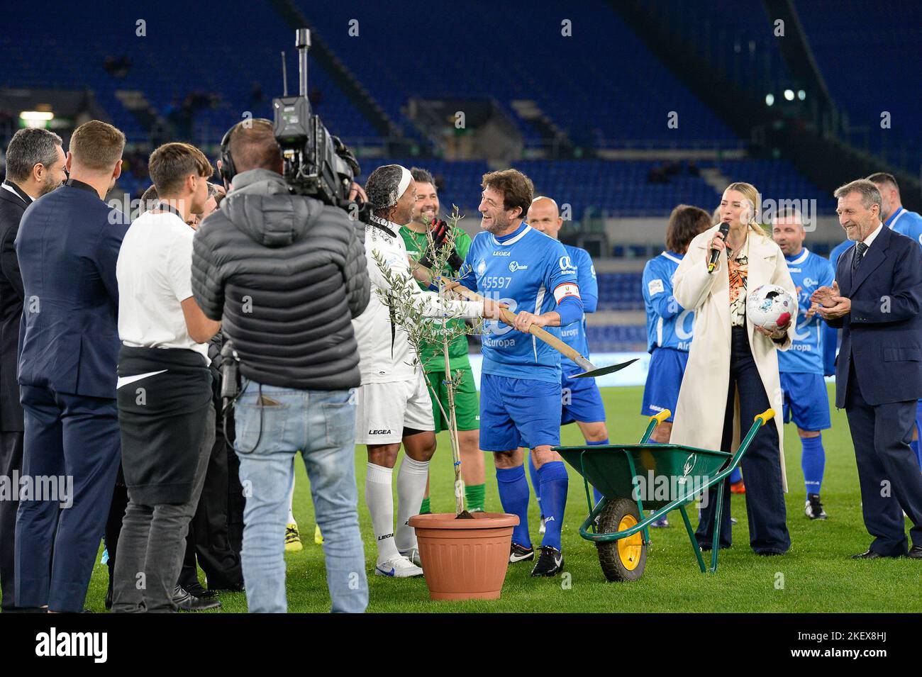Ronaldinho e Ciro Ferrara they plant the olive tree of peace during We ...