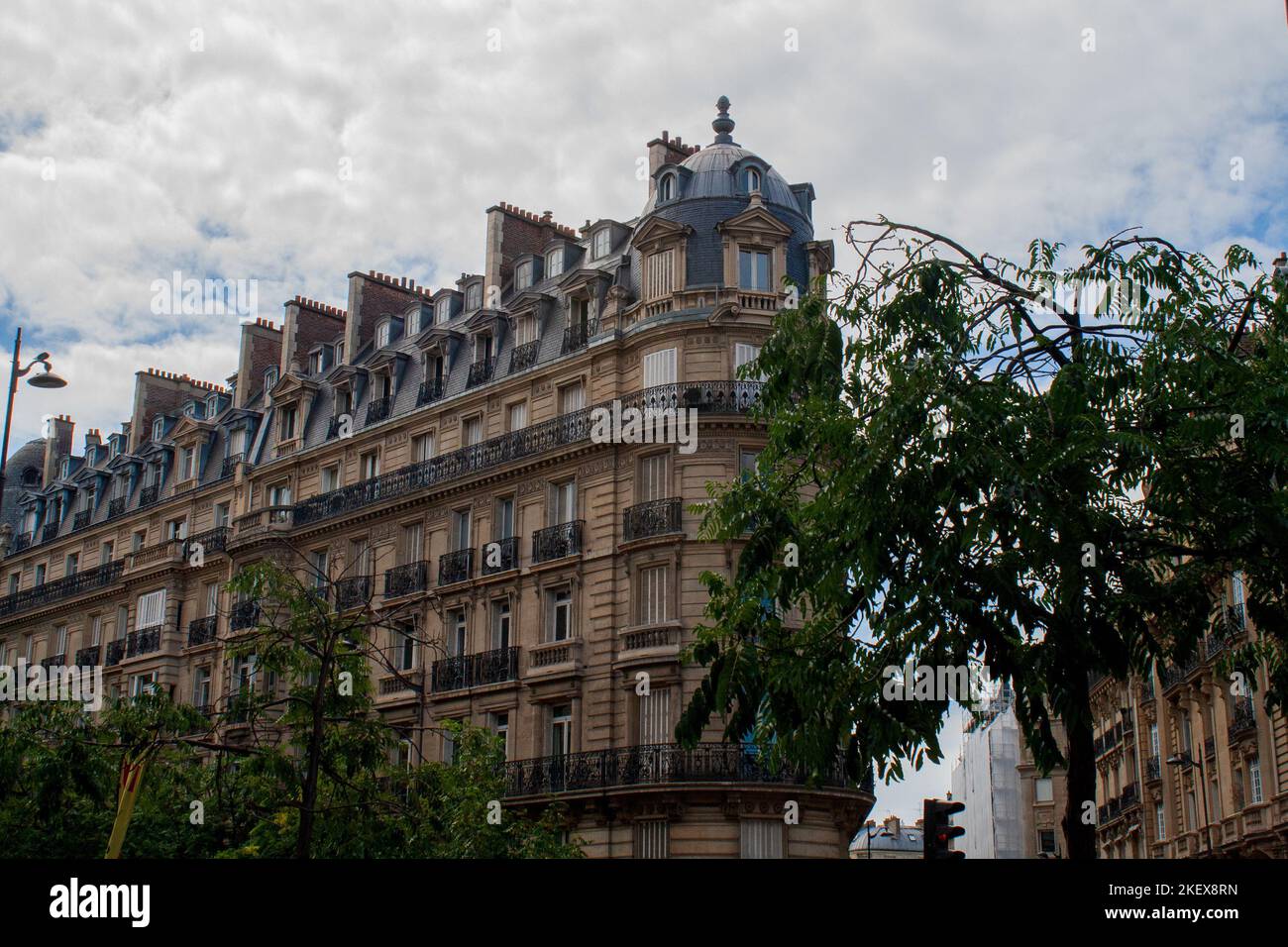 Paris (France) typical hausmanian building Stock Photo - Alamy