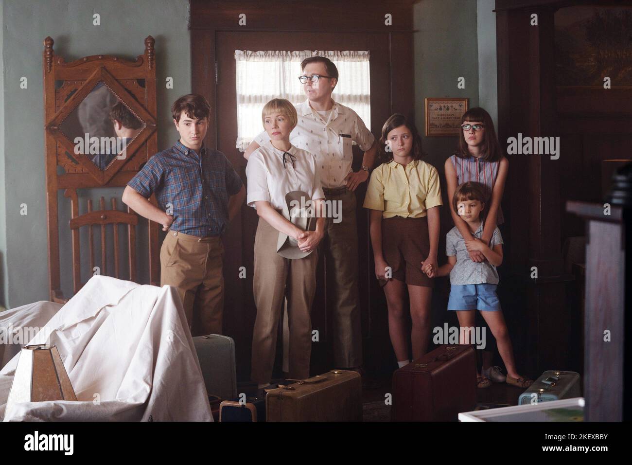 THE FABELMANS, from left: Gabriel LaBelle, Michelle Williams, Paul Dano ...