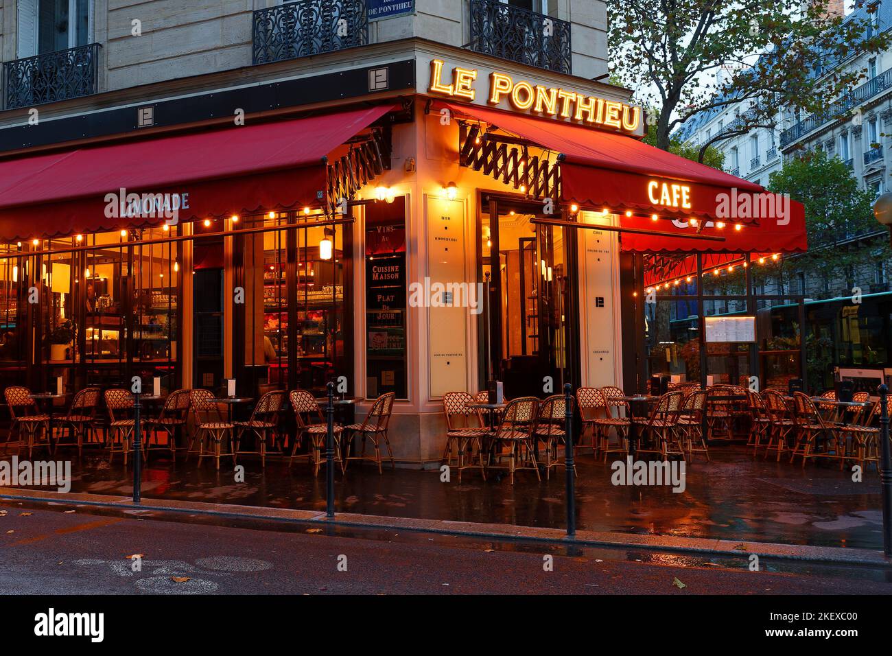 Paris, France- November 12 , 2022 : The traditional parisian resaurant ...