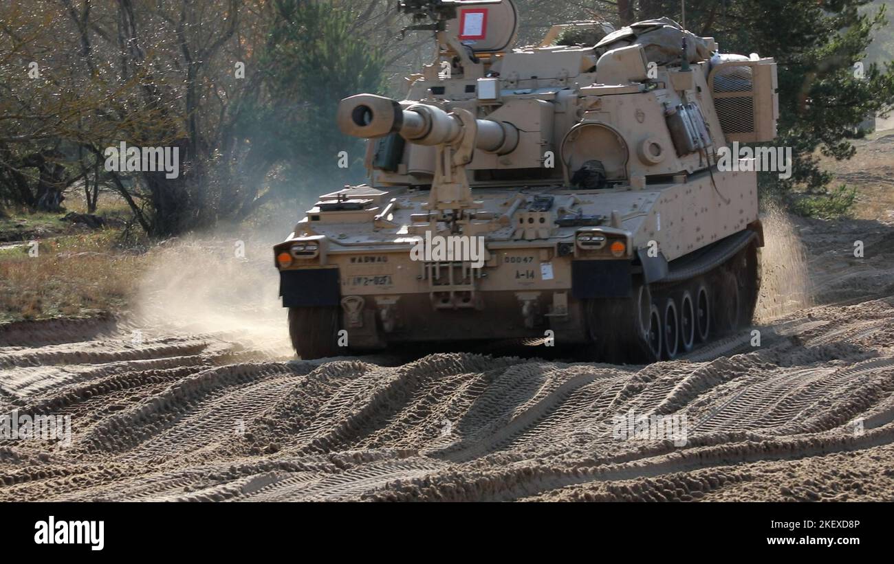 U.S. Soldiers assigned to 2nd Platoon, Bull Battery, 2nd Battalion ...