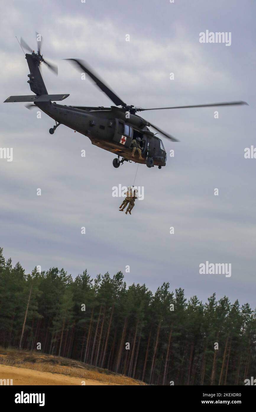 U.S. Soldiers assigned to 1st Forward Support Medical Platoon, Charlie ...
