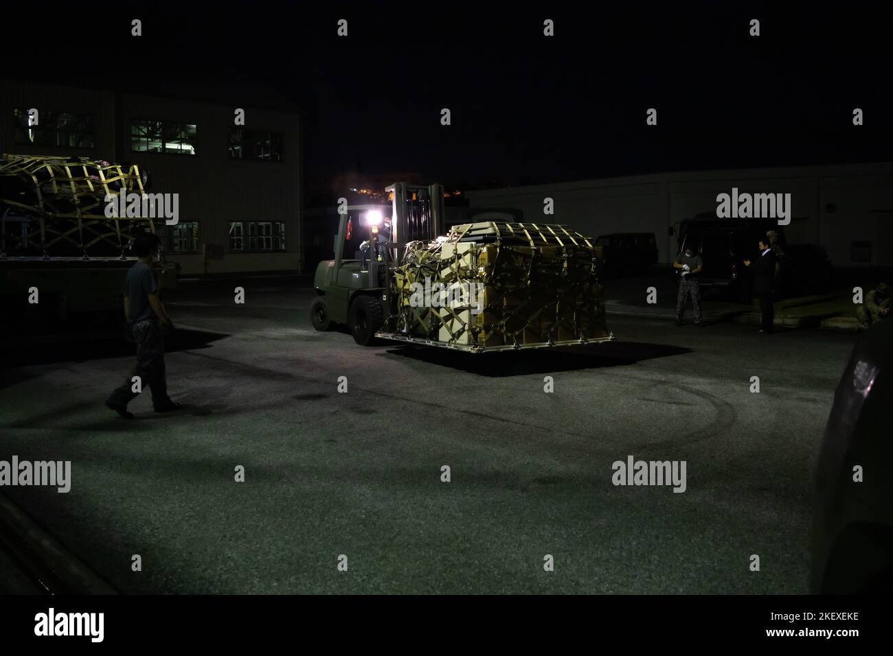 Members of the Japan Self-Defense Force load gear onto a CH-47JA ...