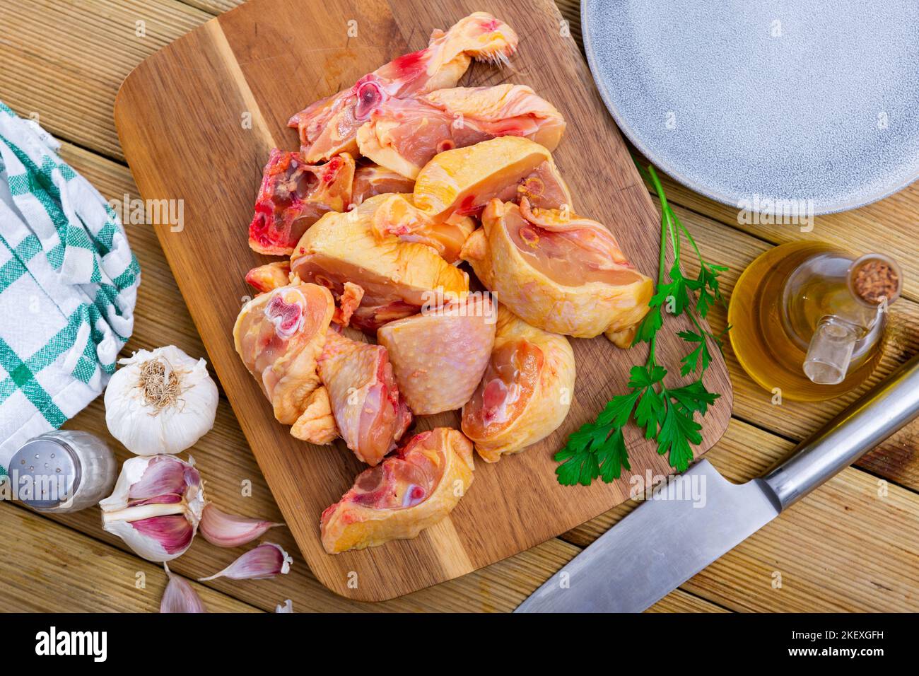 Chopped raw chicken pieces hi-res stock photography and images - Alamy