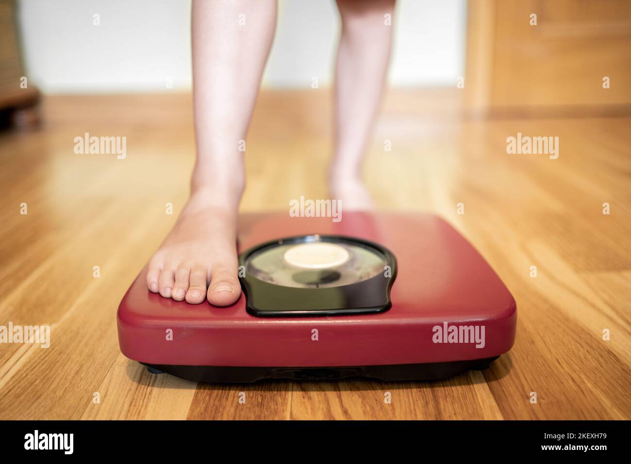 Child standing on scale hi-res stock photography and images - Alamy