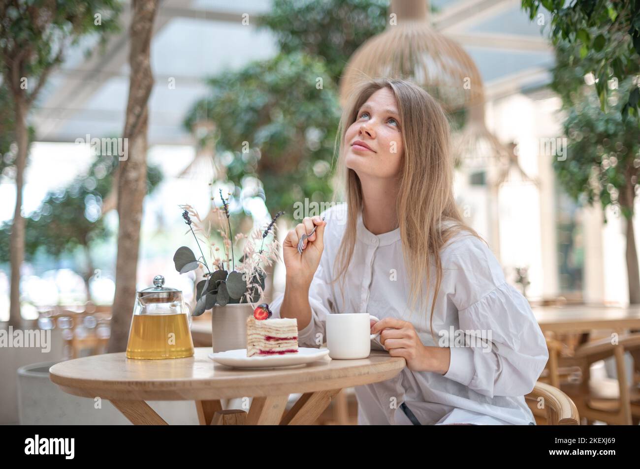 Girl cafe cake hi-res stock photography and images - Alamy