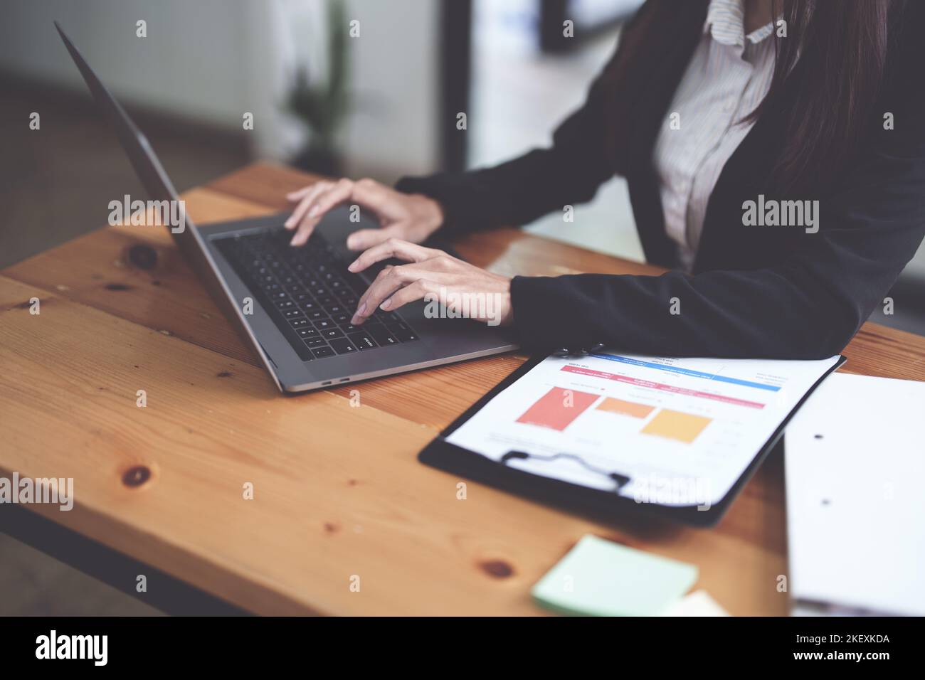 Businesswomen use computers to analyze work Stock Photo - Alamy