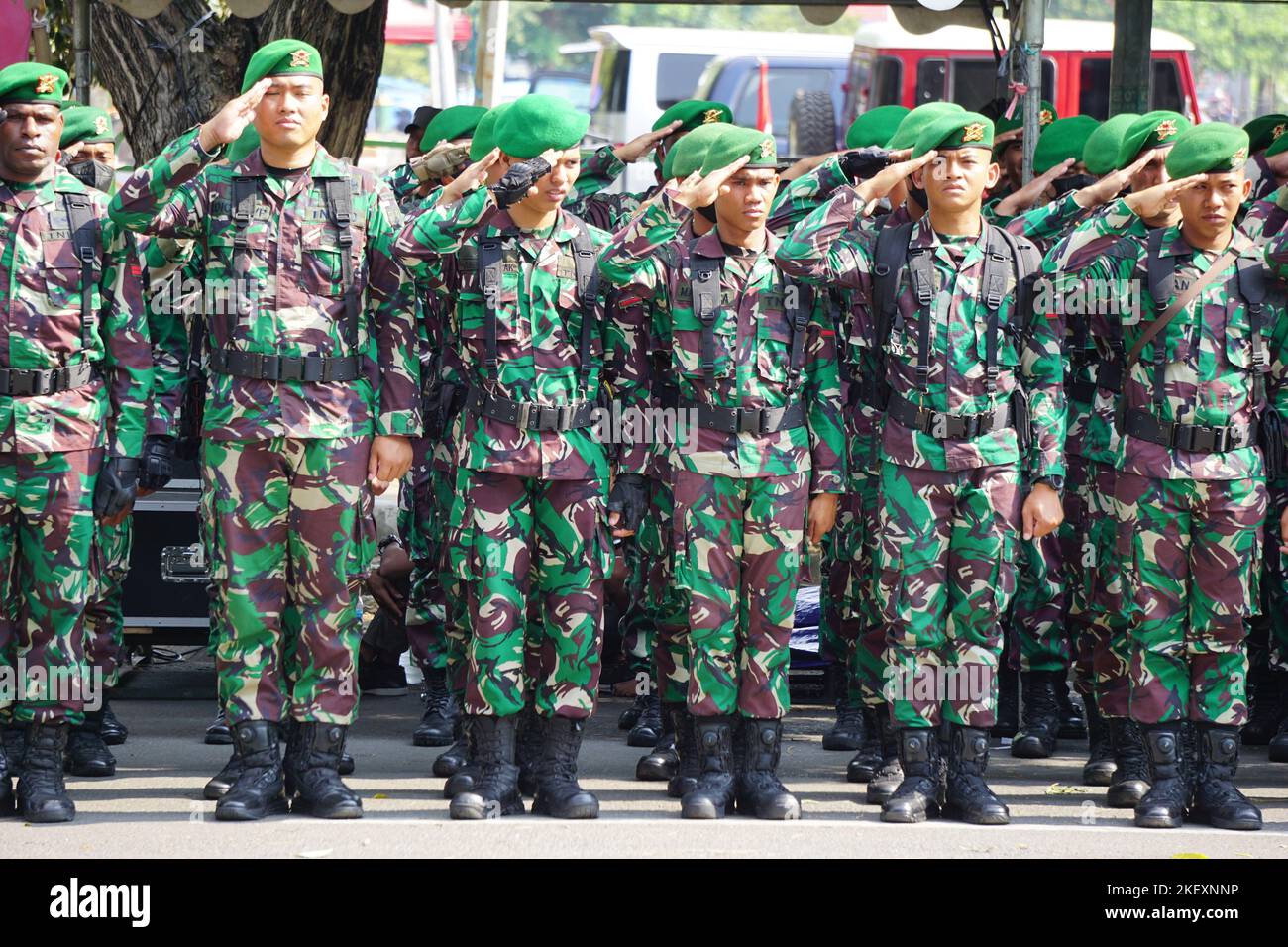 Indonesian army on duty Stock Photo - Alamy