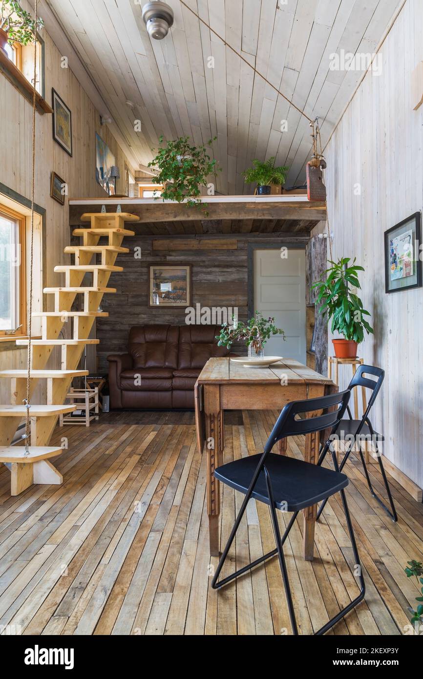 Mezzanines hi-res stock photography and images - Alamy