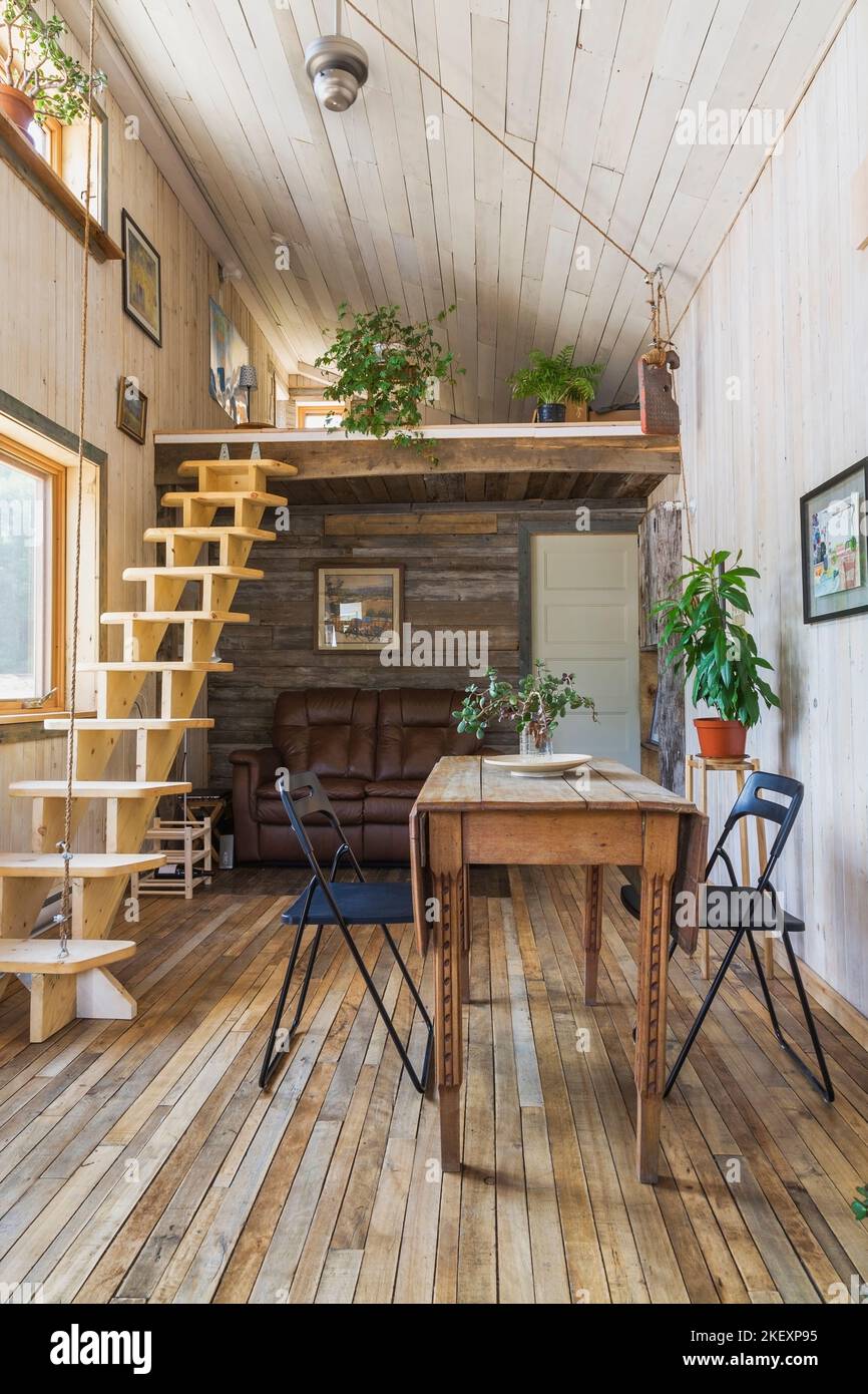 Pinewood tables hi-res stock photography and images - Alamy