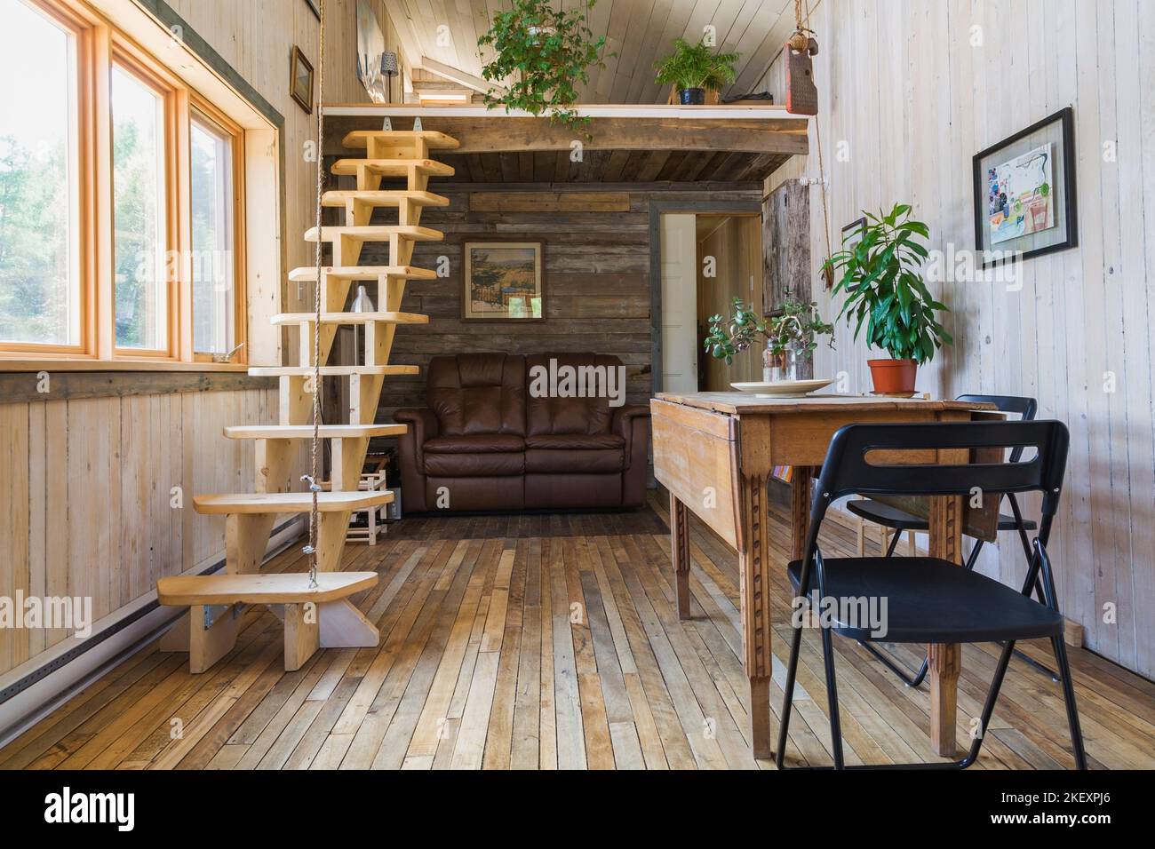 Pinewood tables hi-res stock photography and images - Alamy