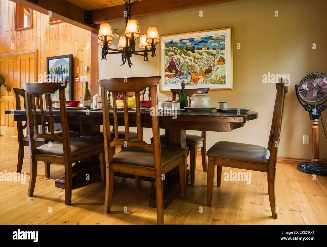 Pinewood tables hi-res stock photography and images - Alamy