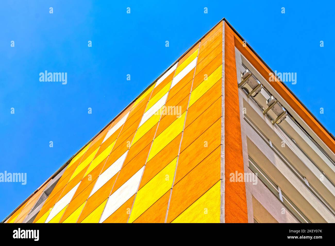 Corner building bottom hi-res stock photography and images - Alamy