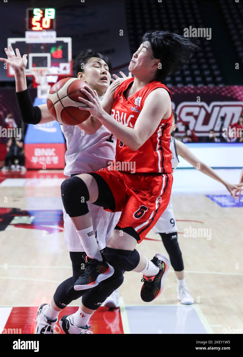 15th Nov, 2022. Basketball: Busan BNK Sum vs. KB Stars Lee So-hee (R) of the BNK Sum goes up for ...