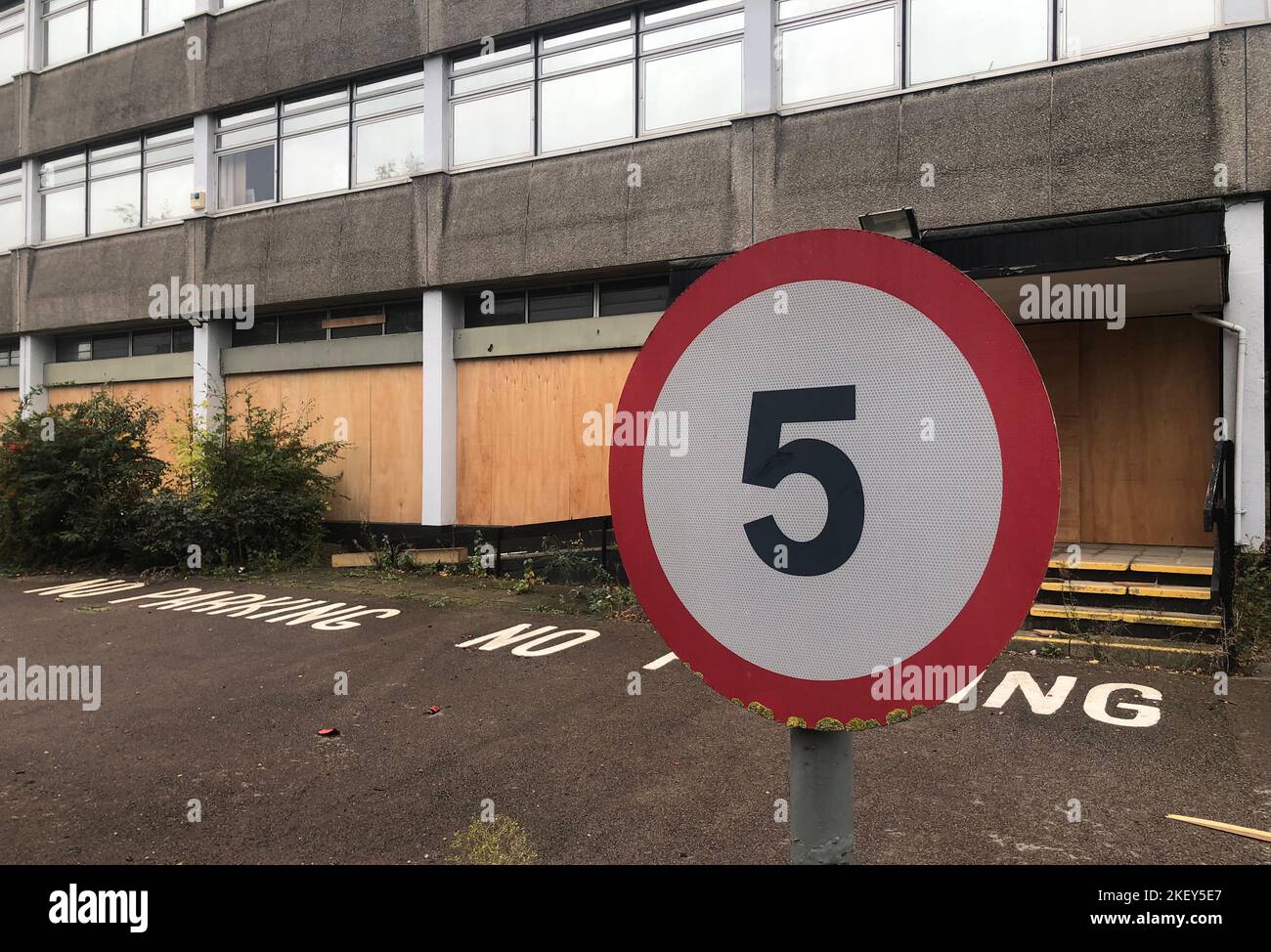 Speed 5 mph sign. Five miles per hour traffic sign Stock Photo - Alamy
