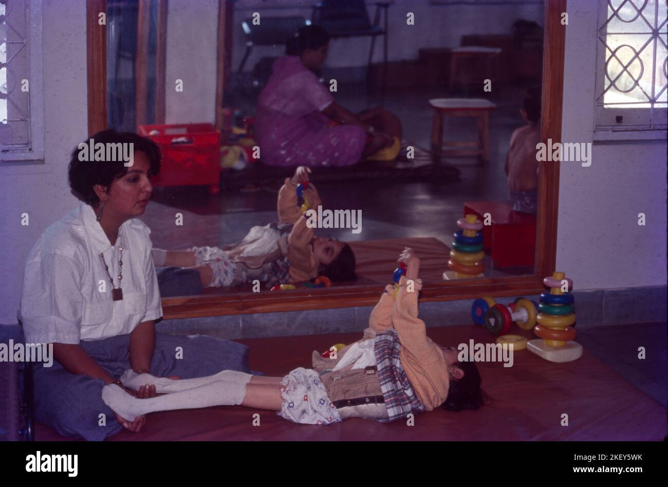 Therapist talking to spastic child hi-res stock photography and images ...