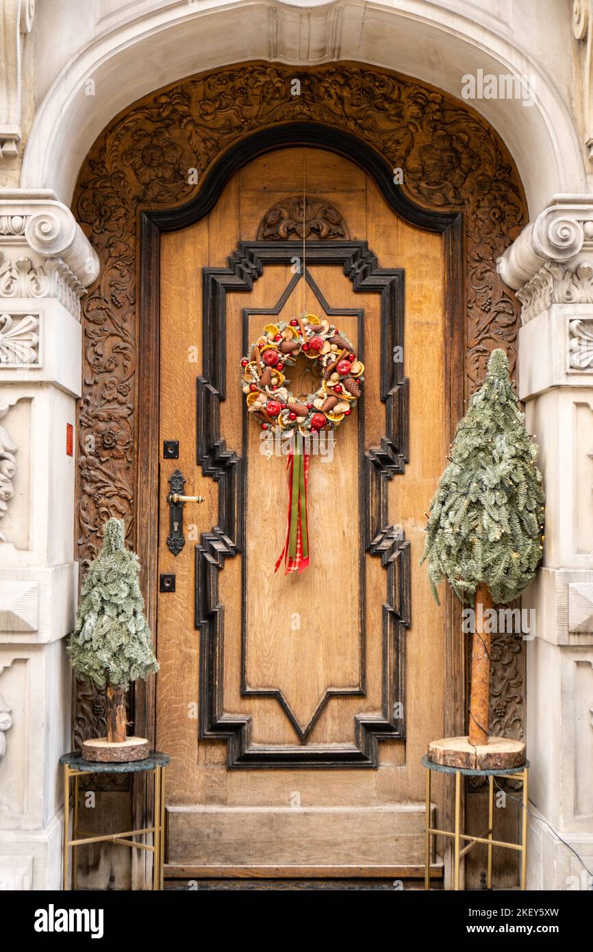 Front door with Christmas wreath. Christmas decoration. Winter Holiday ...