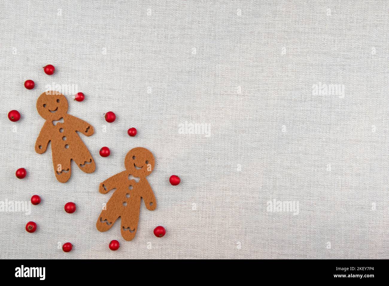 Gingerbread men on wooden background with red berries Stock Photo - Alamy