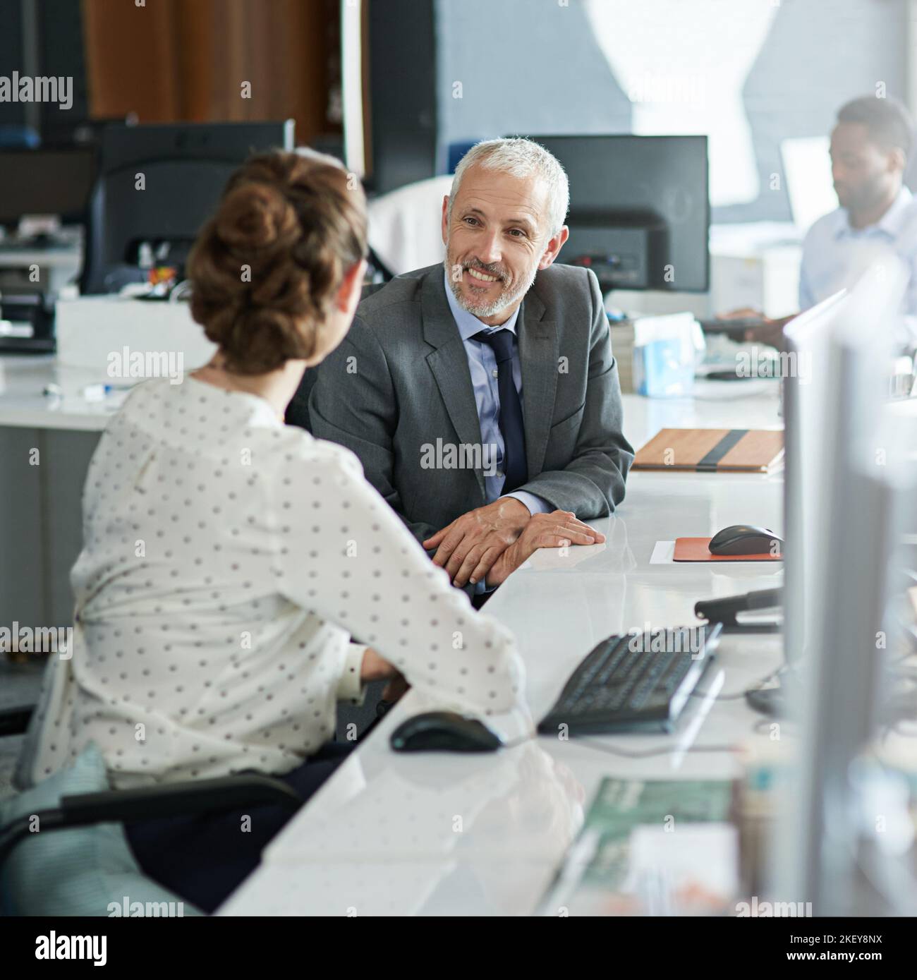 Colleagues sitting desk talking hi-res stock photography and images - Alamy