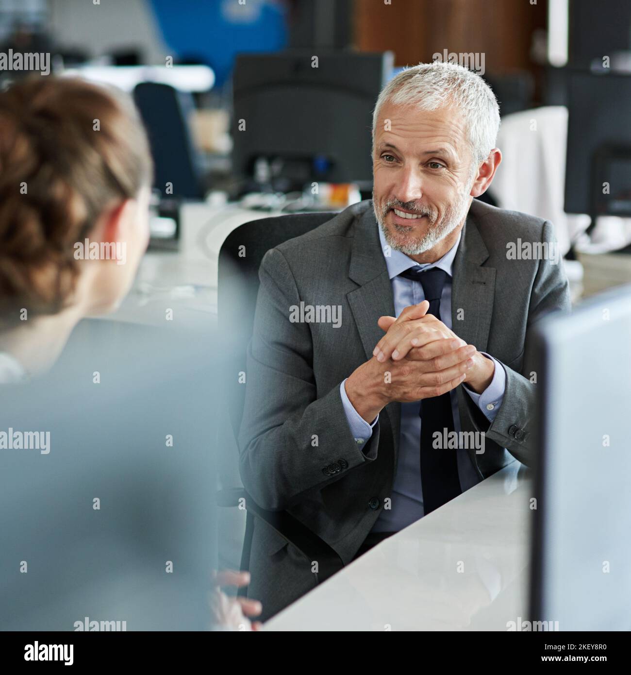 Colleagues sitting desk talking hi-res stock photography and images - Alamy