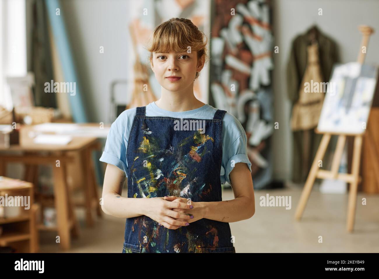 Teacher behind classroom hi-res stock photography and images - Alamy