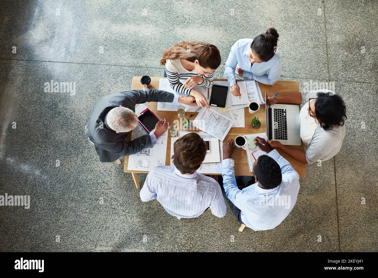 Group people sitting around table hi-res stock photography and images ...