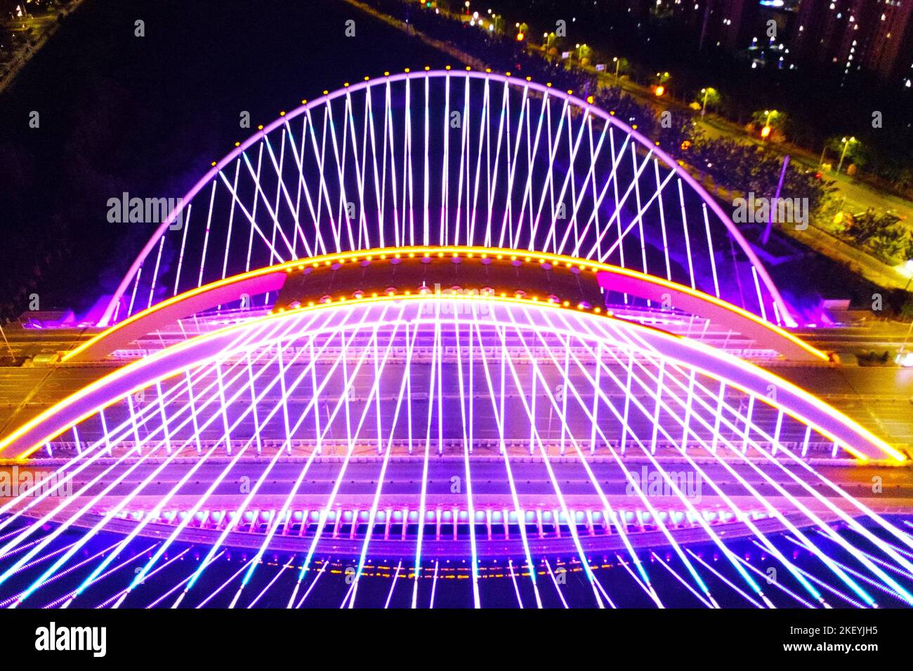 Aerial photos show the night view of the Phoenix Bridge looks like a ...
