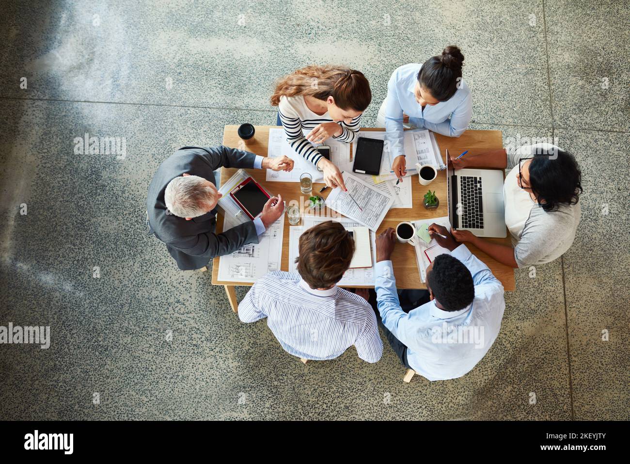 Group people sitting around table hi-res stock photography and images ...