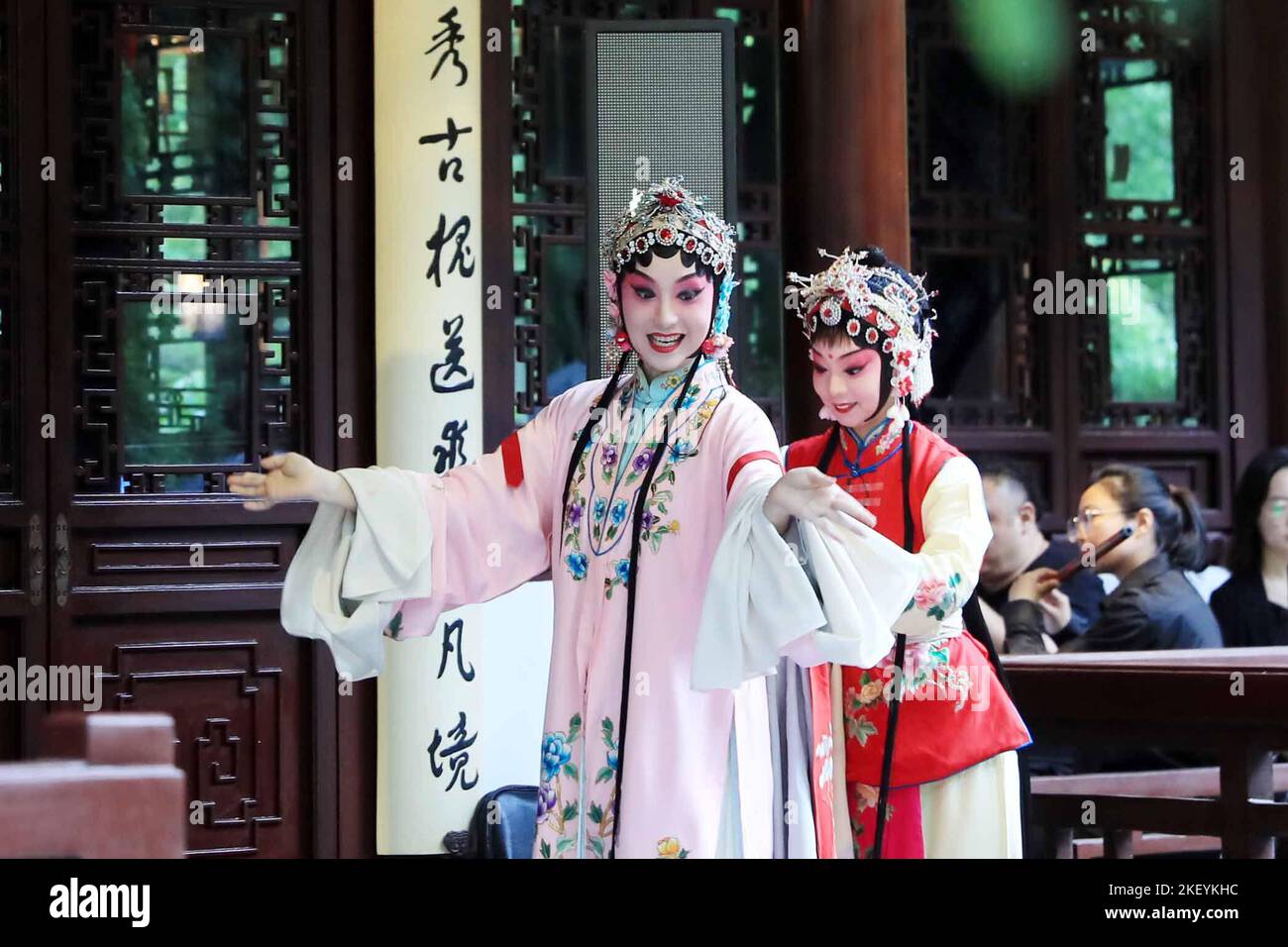 The Kunqu Opera "Peony Pavilion" was performed in Guyi Garden, Shanghai ...
