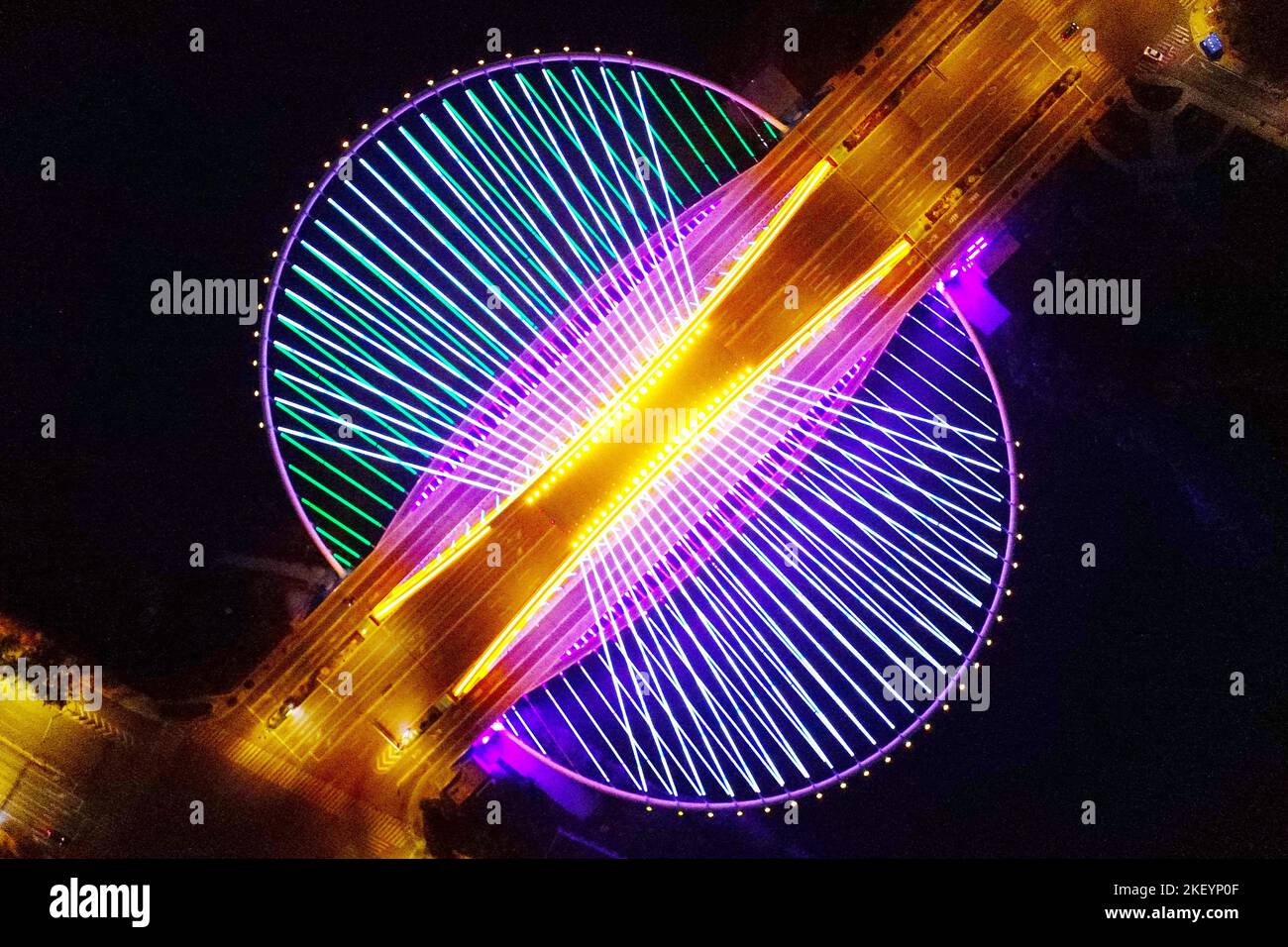 Aerial photos show the night view of the Phoenix Bridge looks like a ...