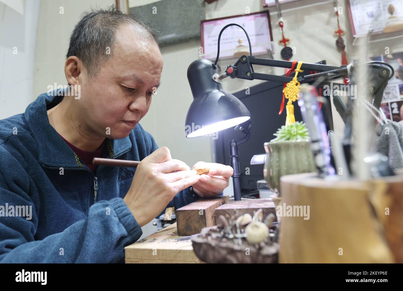 The representative inheritor of fruit pit carving skill—Huang Shuli is ...