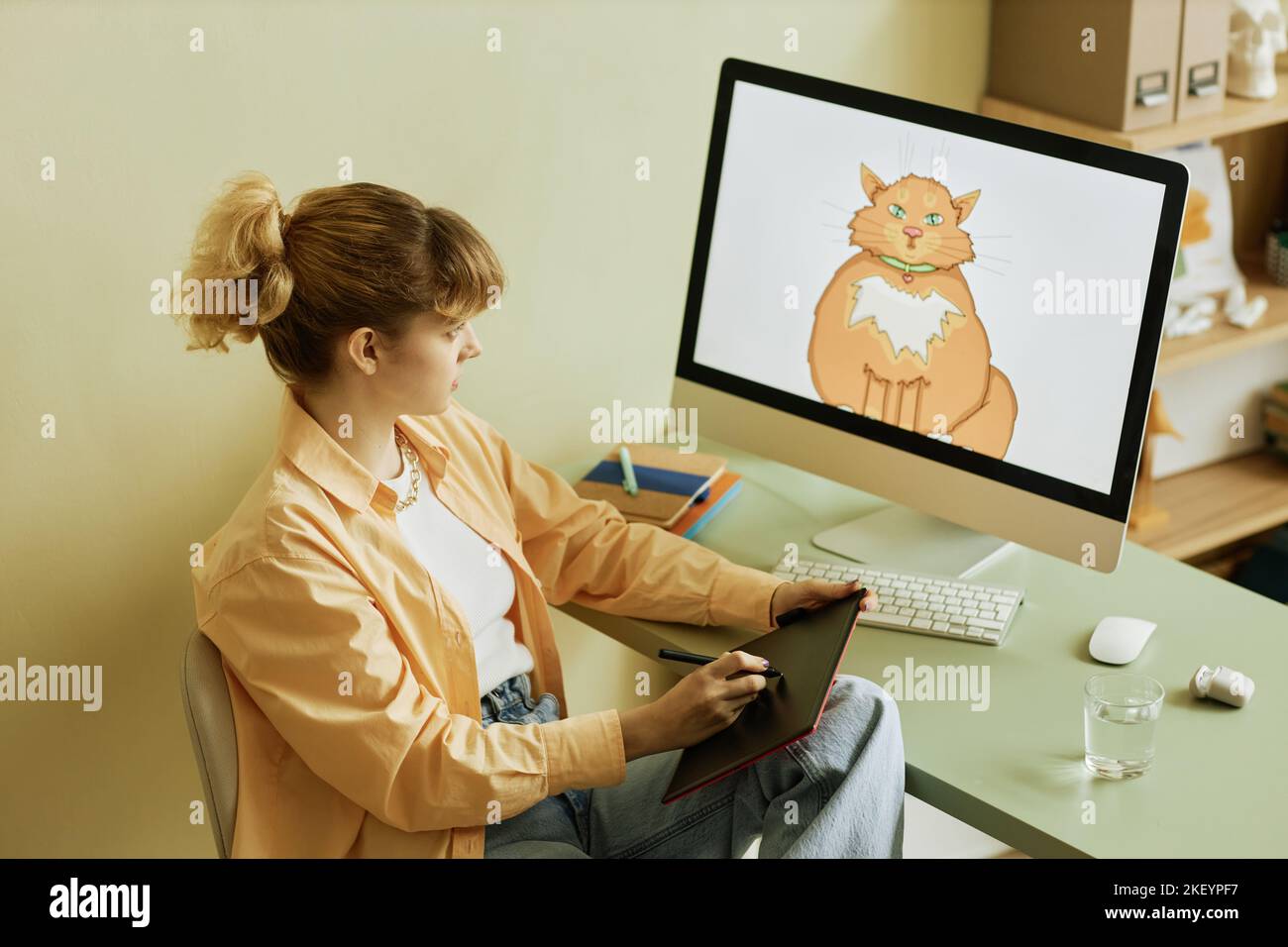 Cat on tablet hi-res stock photography and images - Alamy