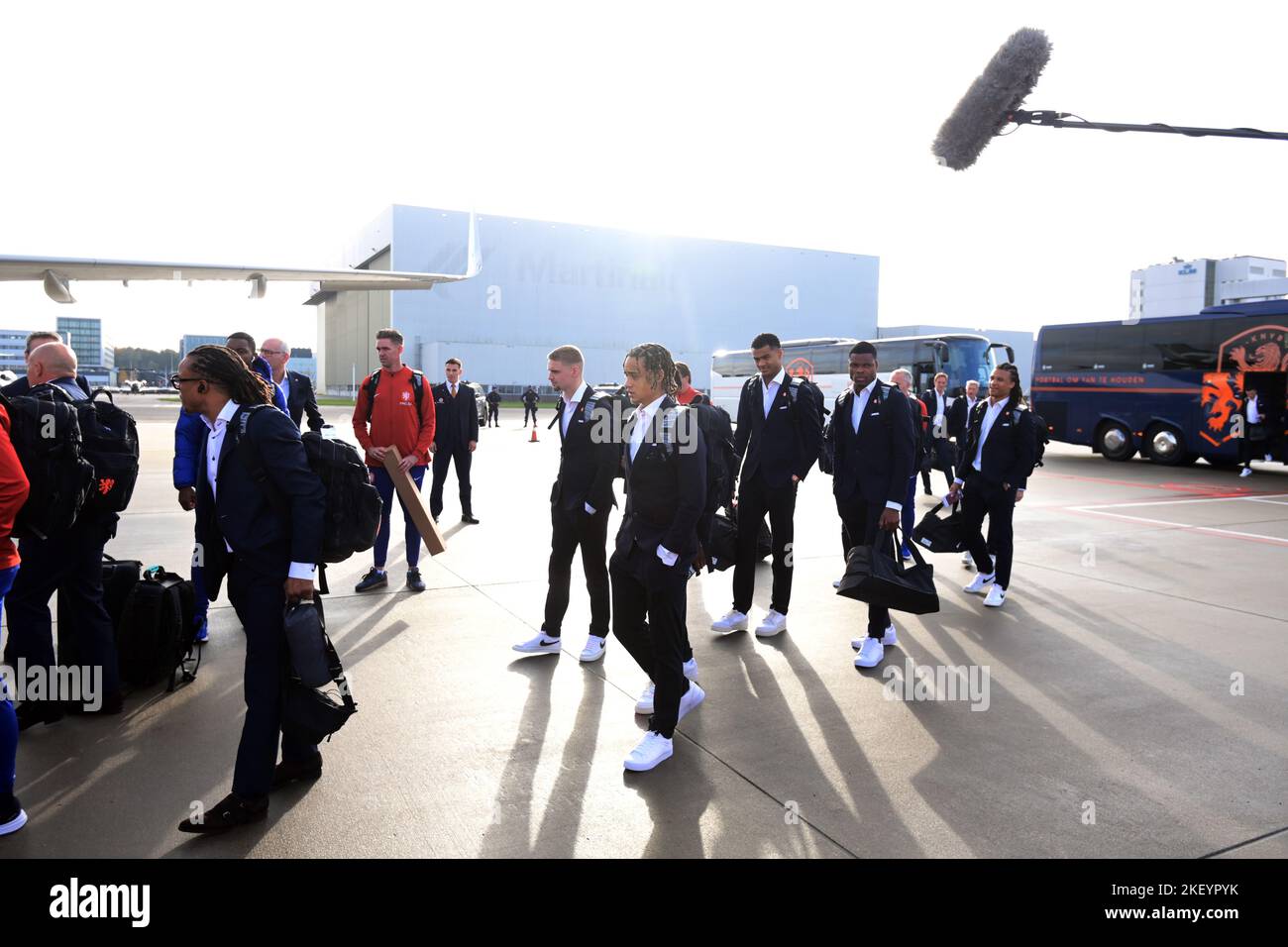 SCHIPHOL - (lr) Assistant trainer Edgar Davids, Kenneth Taylor, Xavi ...