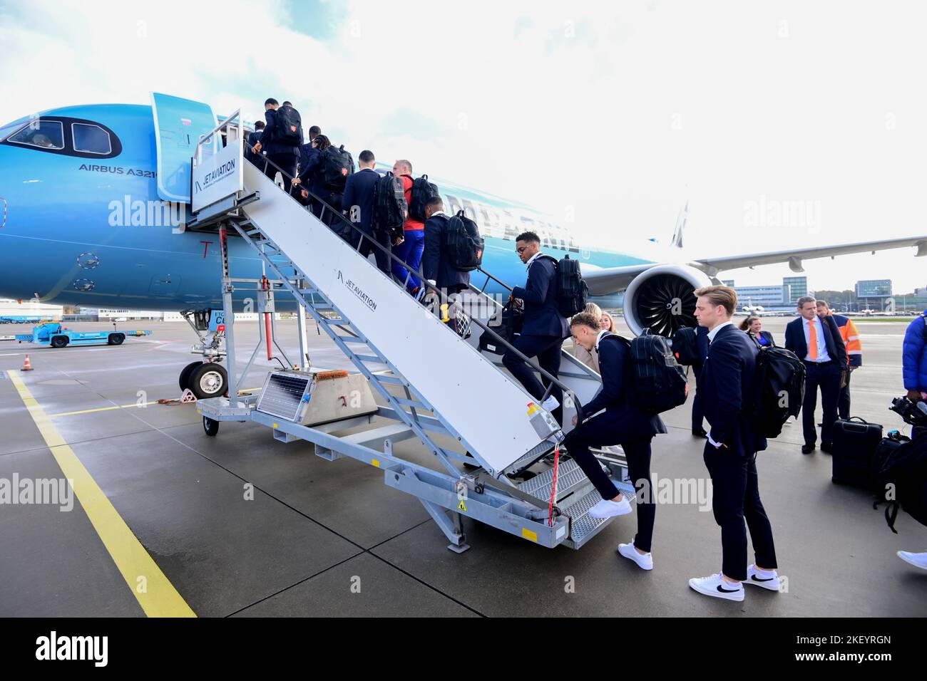 SCHIPHOL - The selection of the Dutch national team during the goodbye ...