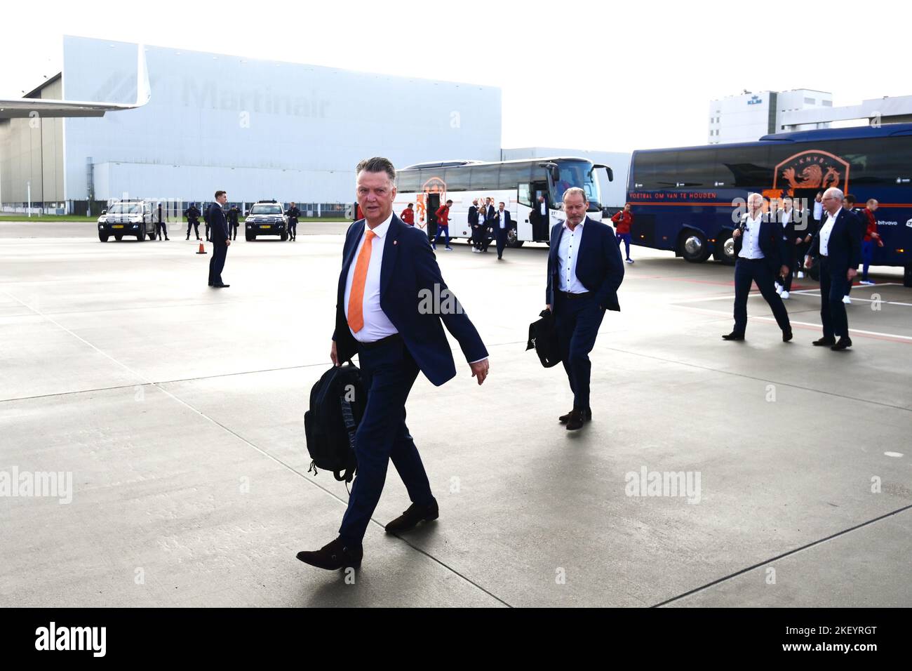 SCHIPHOL - Louis van Gaal and Danny Blind during the goodbye moment at ...