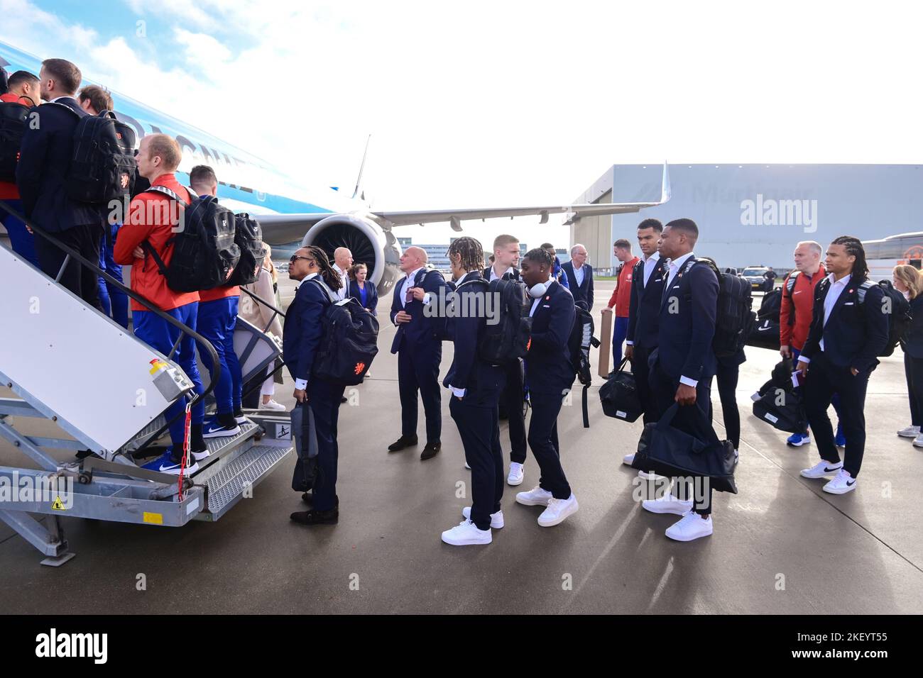 SCHIPHOL - The selection of the Dutch national team during the goodbye ...