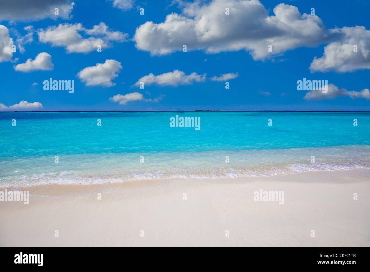 Sea view from tropical beach with sunny sky. Summer paradise beach ...