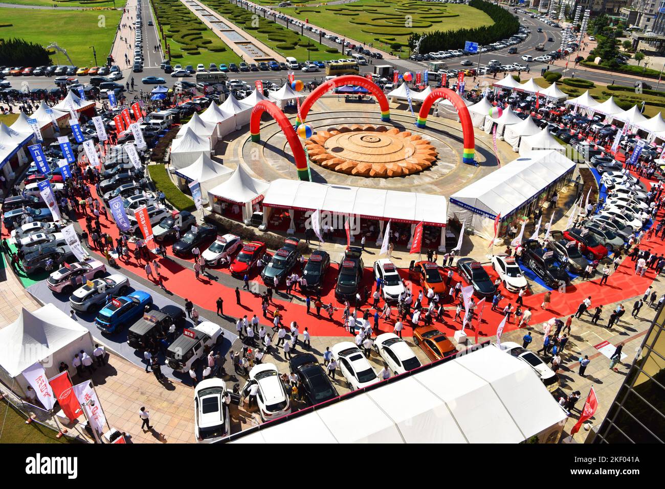Visitors are watching the auto show at the 26th Dalian International ...