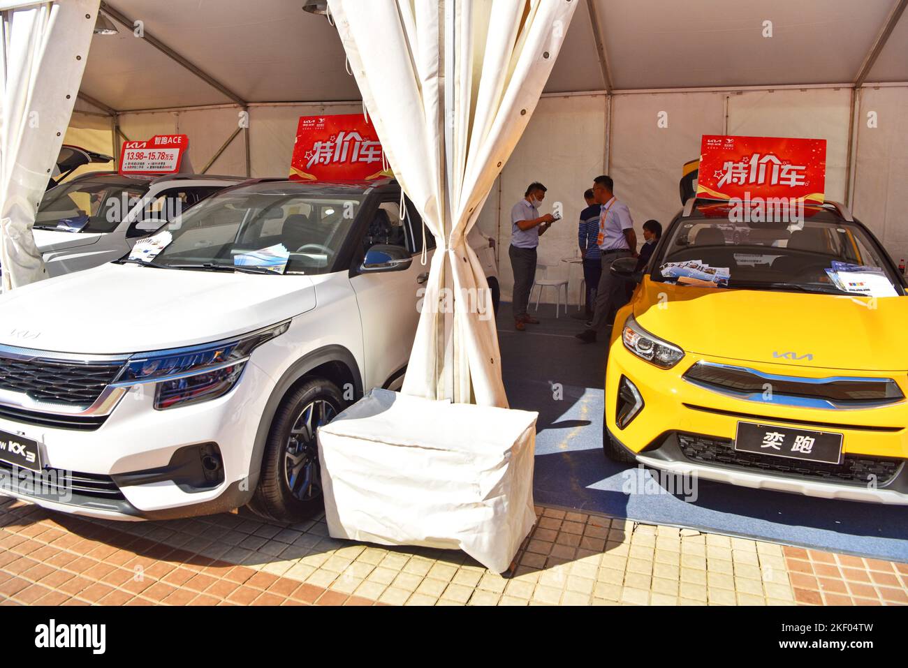 Visitors are watching the auto show at the 26th Dalian International ...