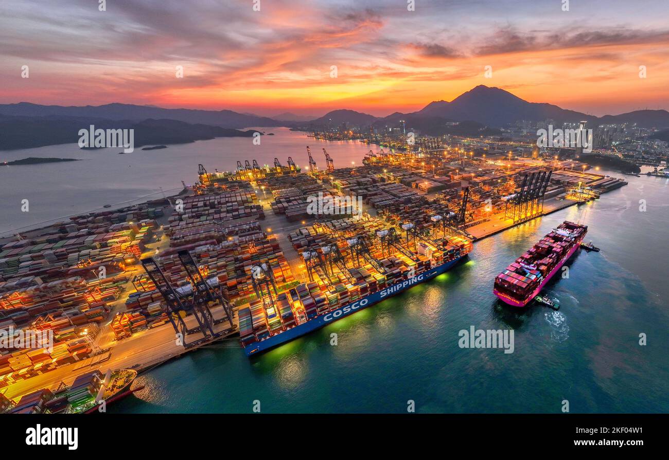Aerial photo shows a batch of containers loaded with cross-border goods ...