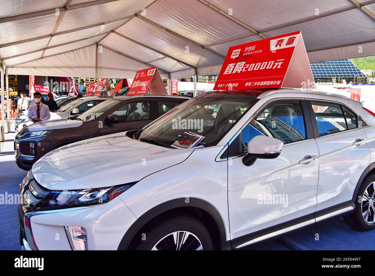 Visitors are watching the auto show at the 26th Dalian International ...