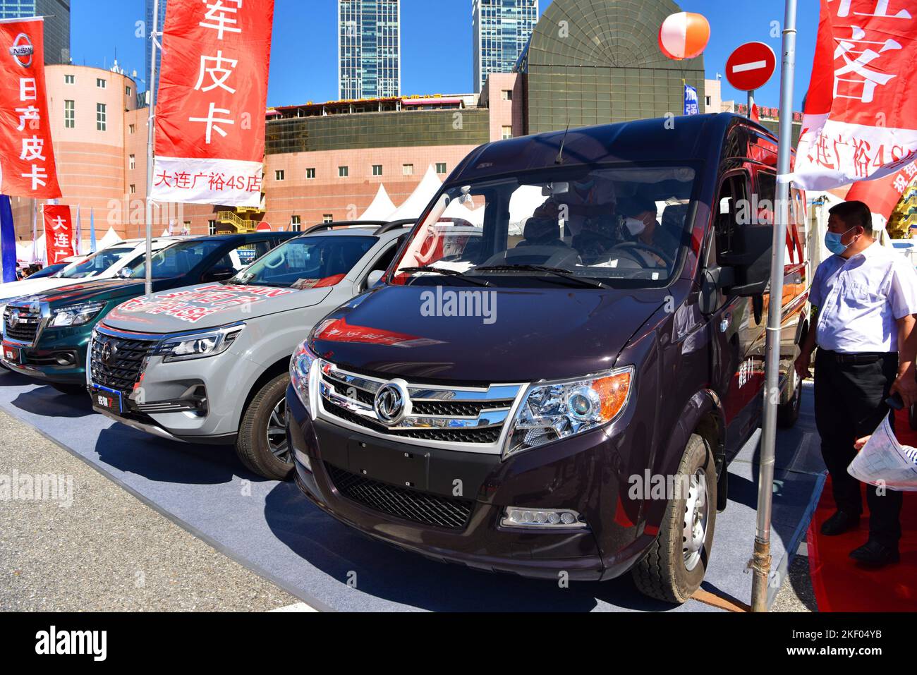 Visitors are watching the auto show at the 26th Dalian International ...