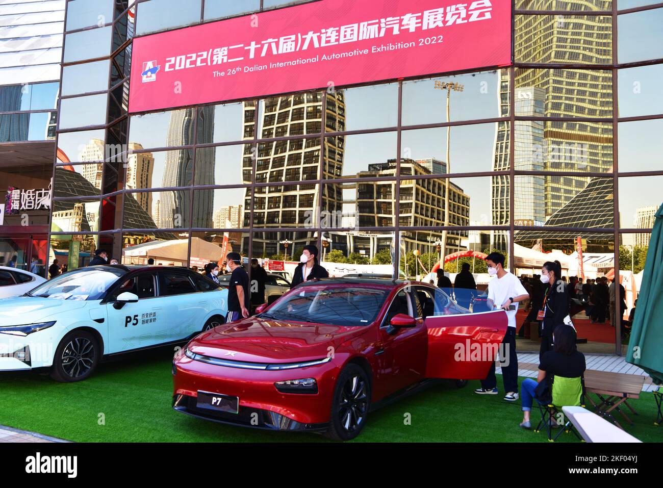 Visitors are watching the auto show at the 26th Dalian International ...