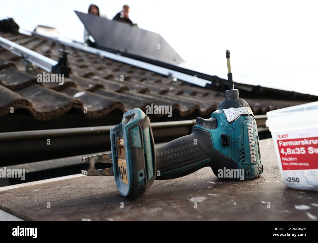 A craftsman installing solar panels on a house Stock Photo - Alamy