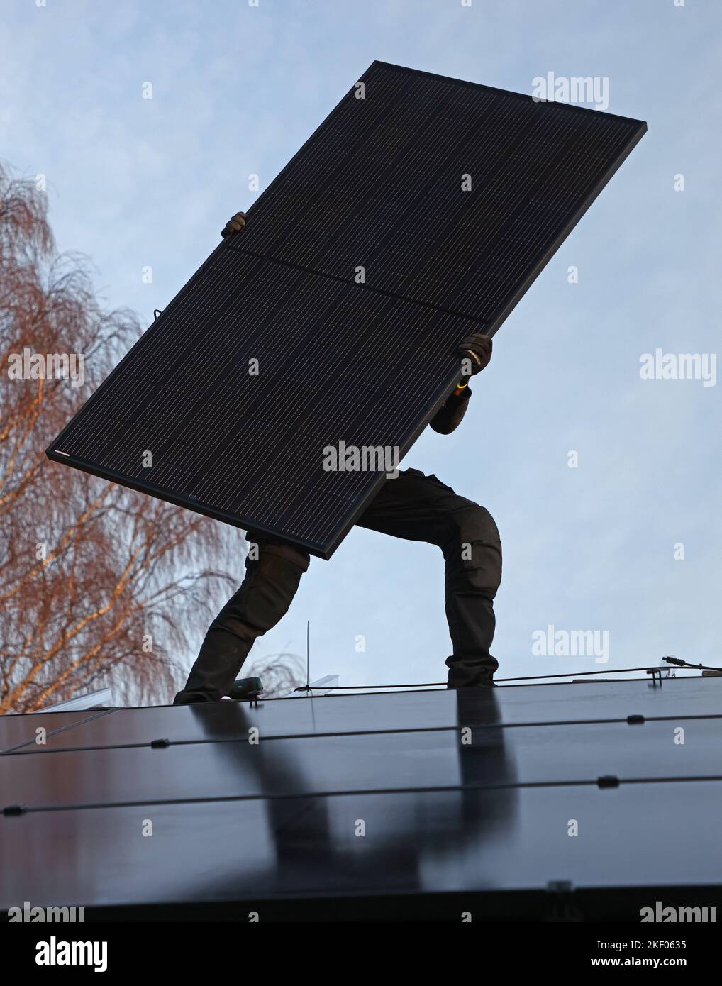 A craftsman installing solar panels on a house Stock Photo - Alamy