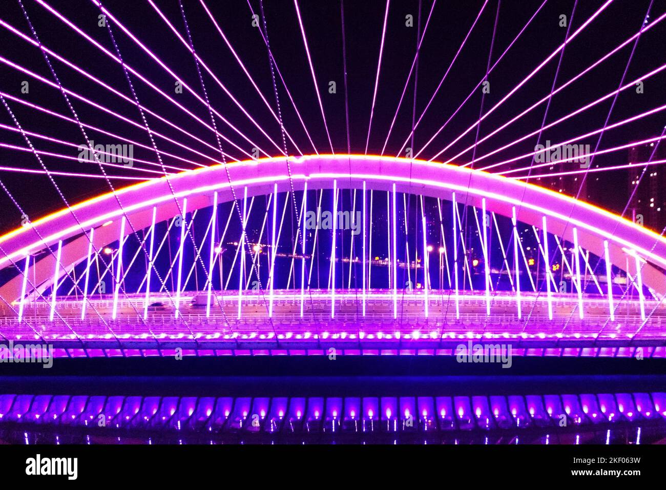 Aerial photos show the night view of the Phoenix Bridge looks like a ...