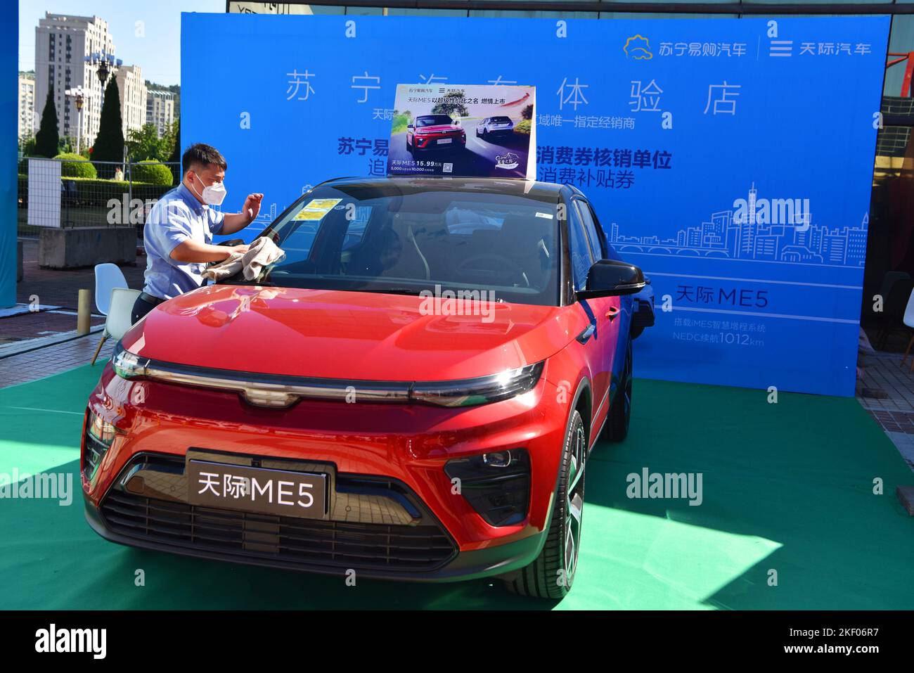 Visitors are watching the auto show at the 26th Dalian International ...