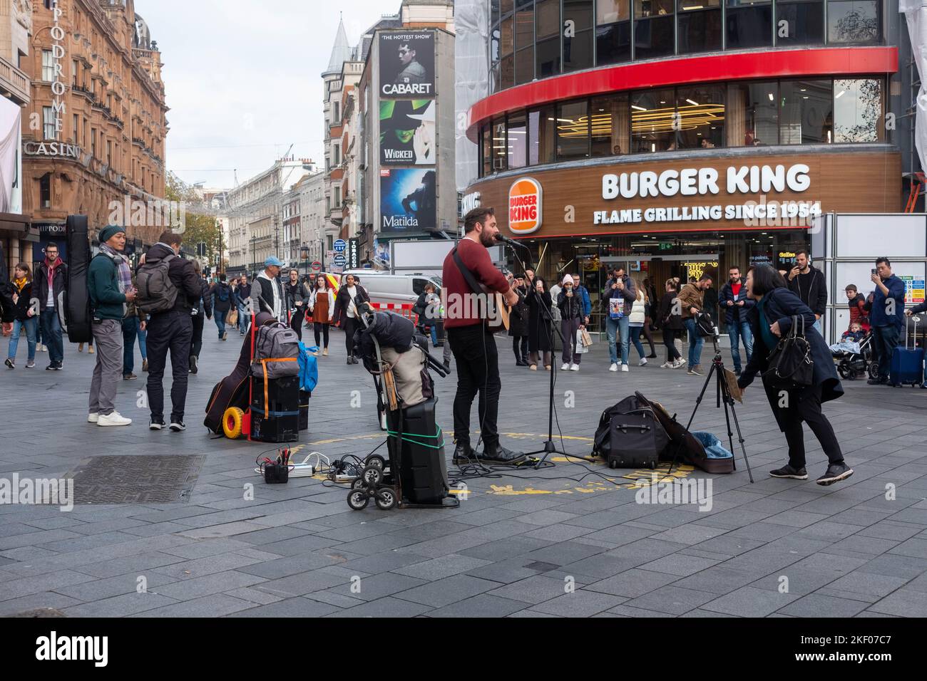Busker performs outside Burger King, Leicester Square Stock Photo - Alamy