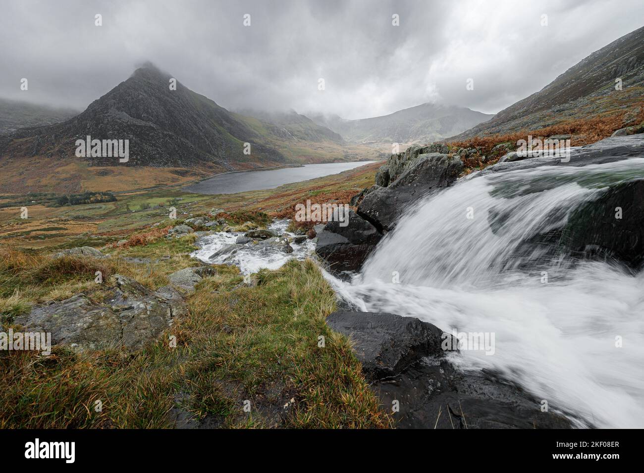 Classic view of Tryfan from the Ogwen Valley Stock Photo - Alamy