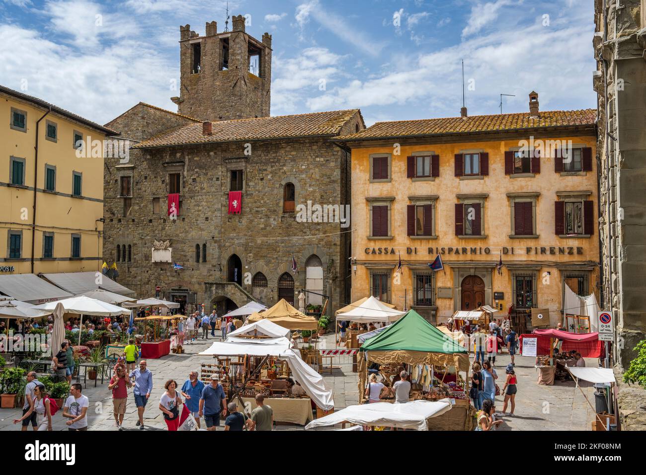 Market stalls in Piazza Luca Signorelli with Chiesa Evangelica "dei ...